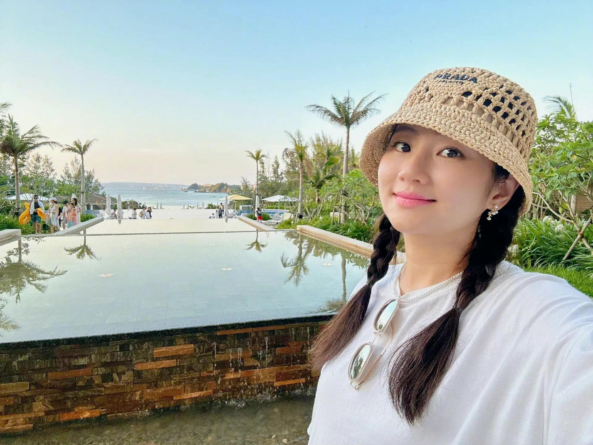 Selina怀孕8个月状态不错 麻花辫+田园帽